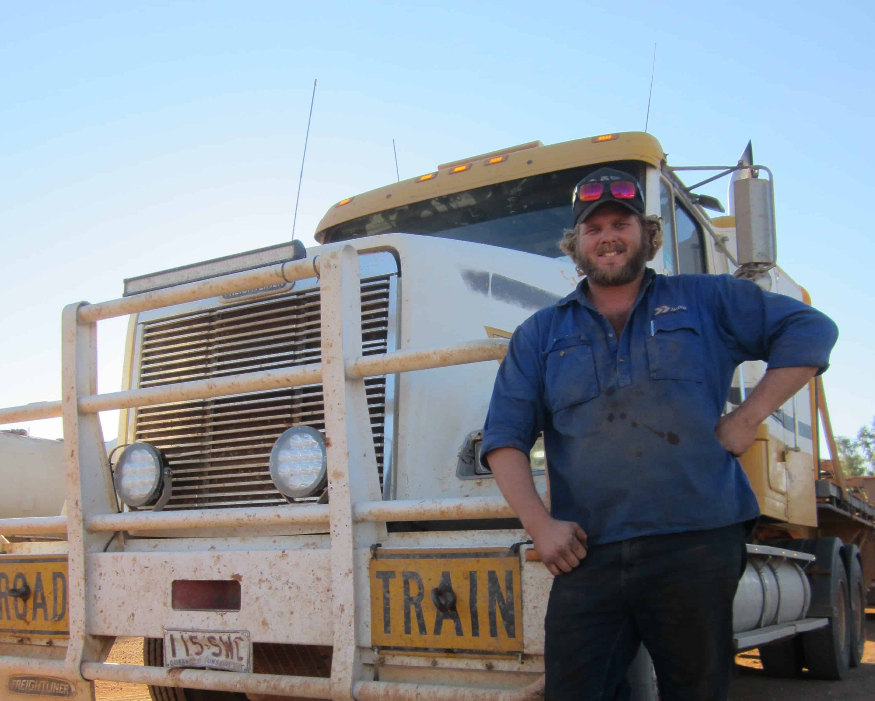 Rhett, chauffeur de "road train" sur les routes australiennes ...